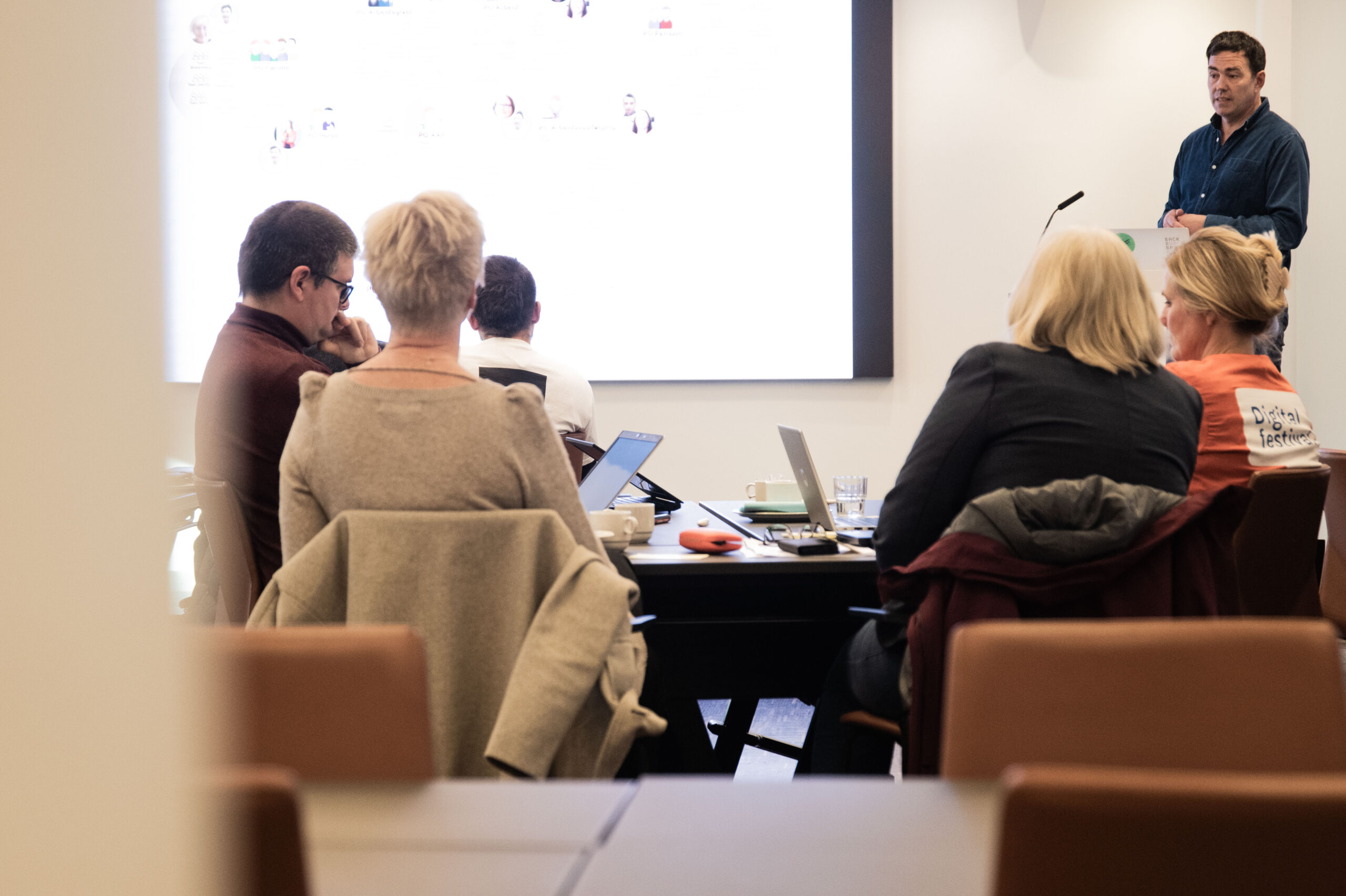 Hvordan heve kompetansen i digital veiledning for bibliotekansatte? - Kompetansebank